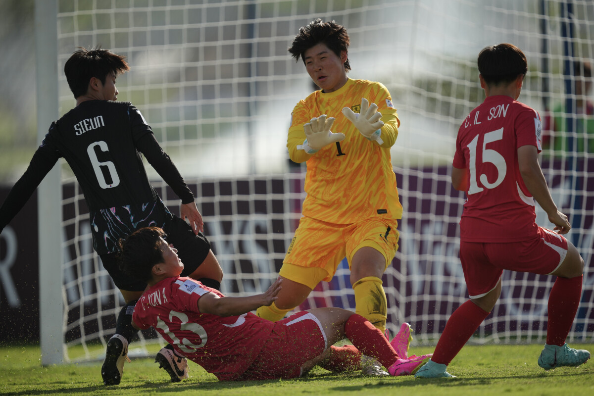 Images - Group A: DPR Korea v Korea Republic