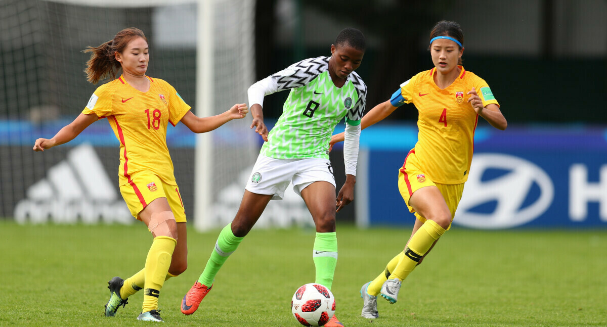 Qian Yang and Linlin Wang of China cloise in on Rasheedat Ajibade of ...